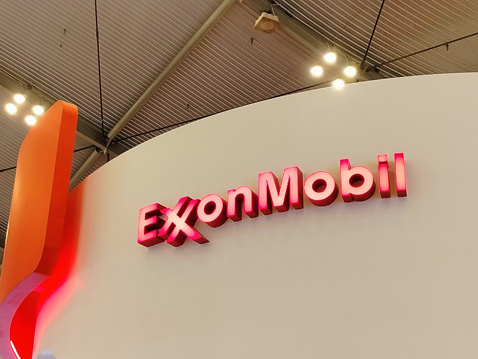 Gantikan Carole, Wade Floyd Jadi Presiden ExxonMobil Indonesia - Dunia ...