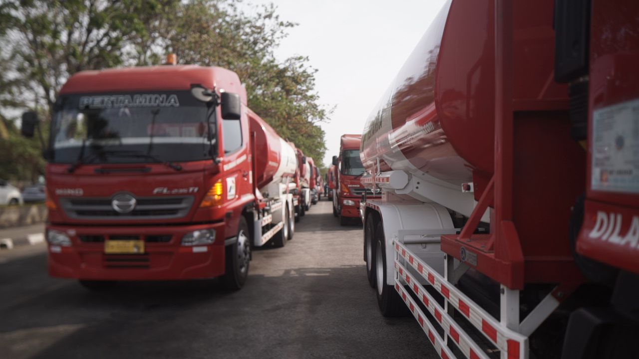 Jaga Keandalan Mobil Tangki, Pertamina Patra Niaga Gandeng Hino Motors ...